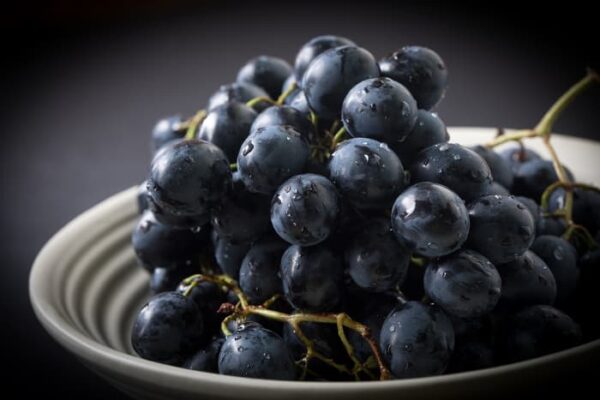 Grapes Nutrition: a Guide to Calories, Vitamins, and More in Grapes ...