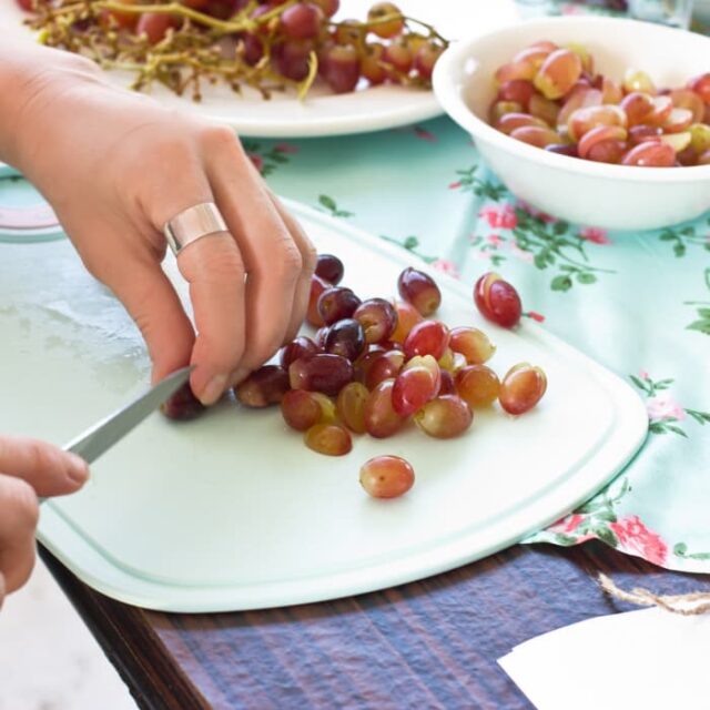 Grapes Nutrition: a Guide to Calories, Vitamins, and More in Grapes ...