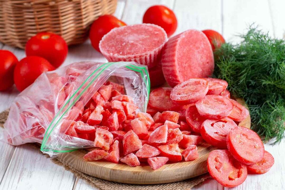 How to Freeze Tomatoes: 2 Easy Methods For Freezing Tomatoes - Minneopa ...