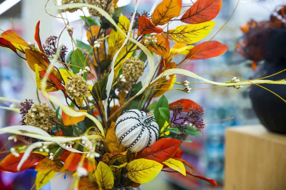 13 Creative Halloween Flower Arrangements for Every Home - Minneopa ...